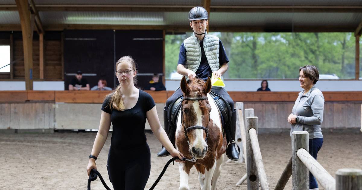 Doorzetters gaan ondanks donderbui onverstoorbaar verder met ...