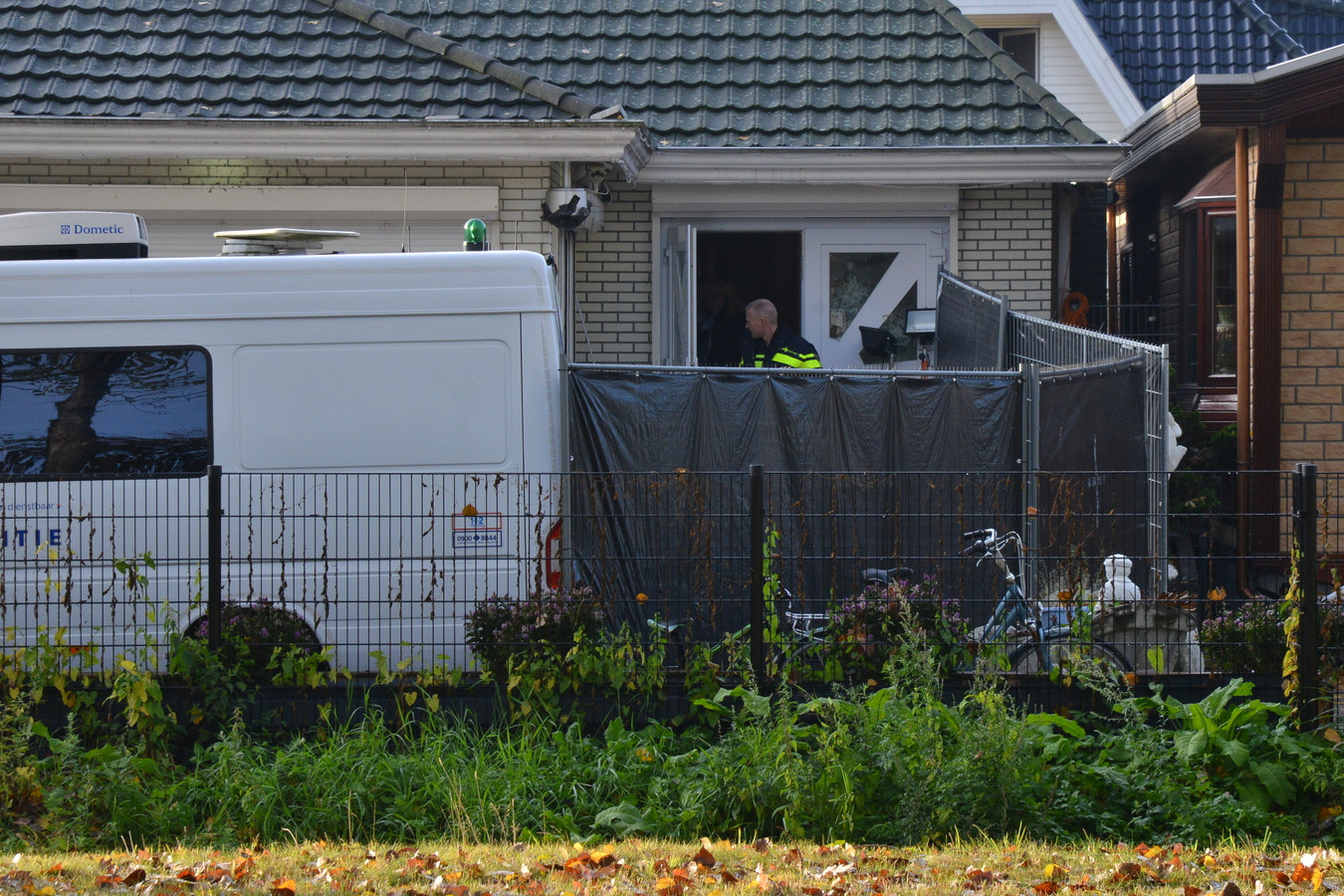 Inval op woonwagenkamp Breda, man (32) aangehouden, politie vindt 14 kilo hennep | Foto ...