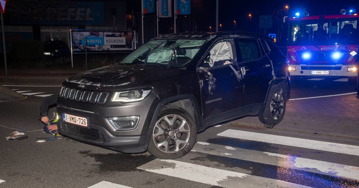 Wagen over kop na aanrijding op rondpunt Kortrijksesteenweg | Gent | hln.be