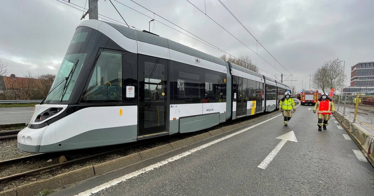 Nieuwe tram maakt proefrit in Zeebrugge... en plots komt er rook uit de ...