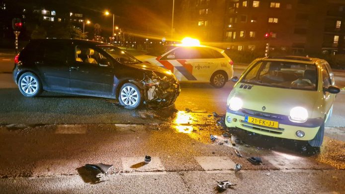 Twee voertuigen total loss na botsing op kruising in Enschede | 112 nieuws Enschede | tubantia.nl