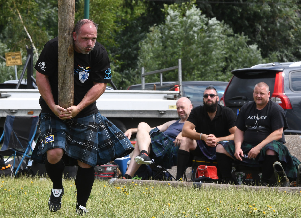 Stoere mannen in kilt smijten met boomstammen tijdens Highland Games in ...