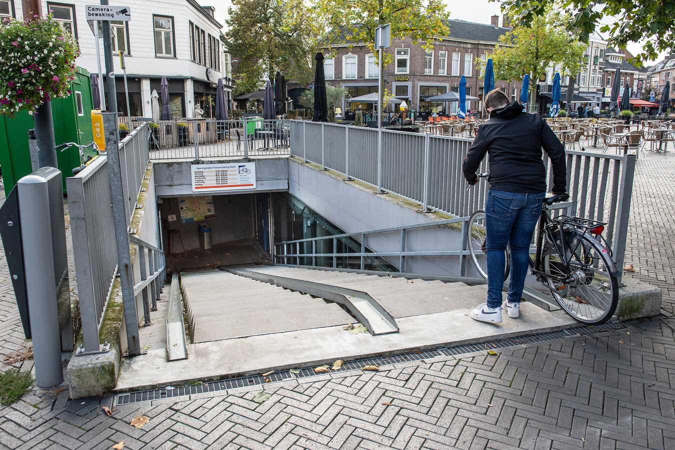 Makkelijker met de fiets de stalling in | Foto | AD.nl