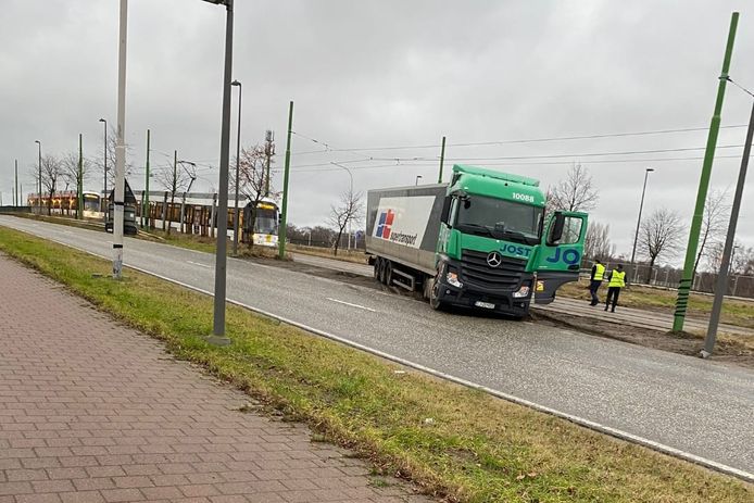 Vrachtwagen rijdt zich vast in bedding van bus- en trambaan op ...