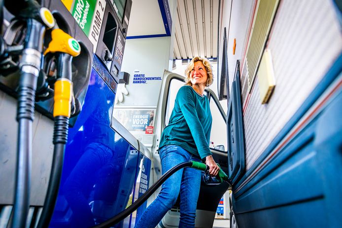 Benzine weer onder de 2 euro en daalt nog even door | Auto | tubantia.nl
