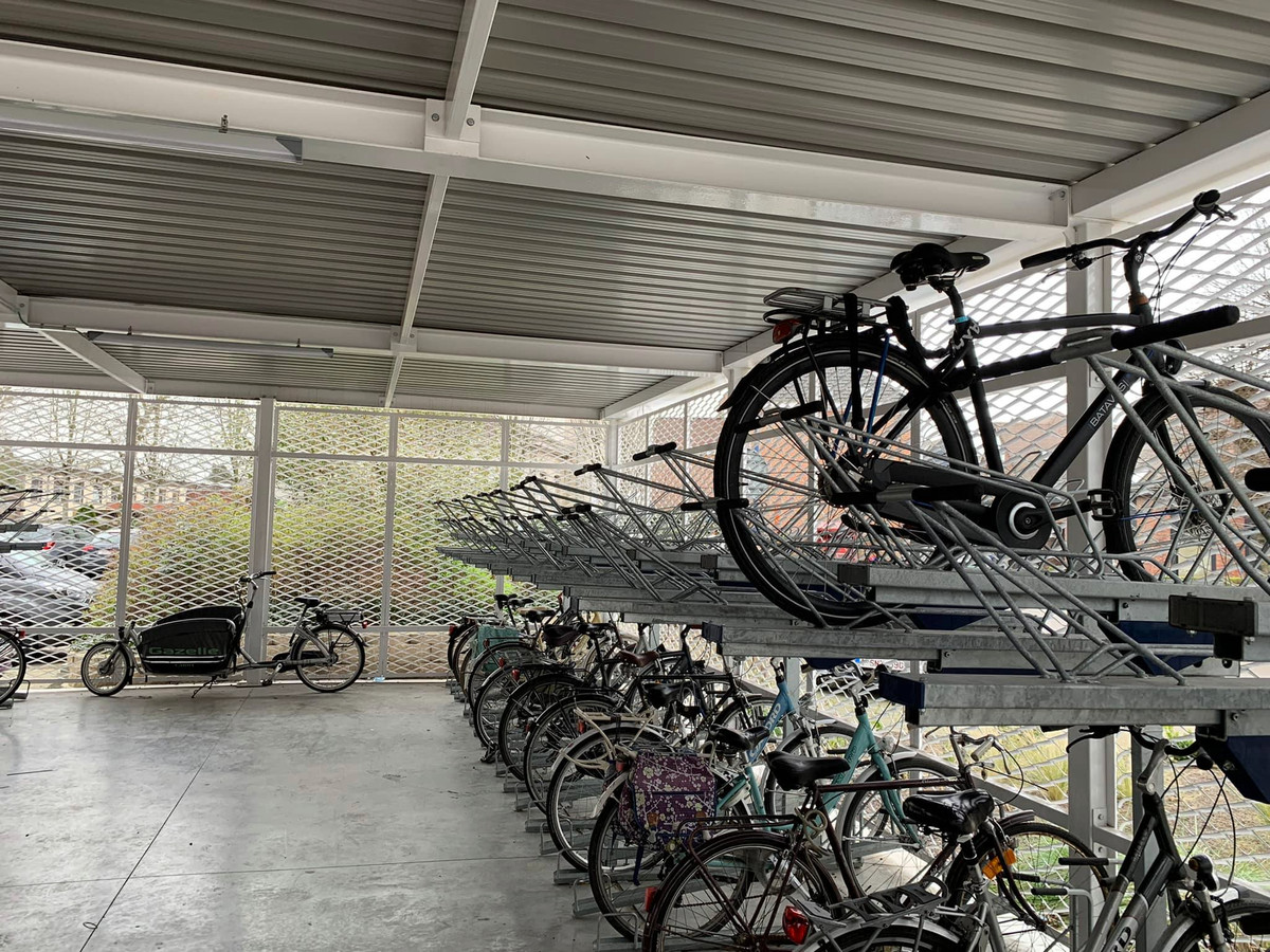 Nieuwe fietsstalling aan gemeentehuis kreeg bewegingssensoren | Foto ...