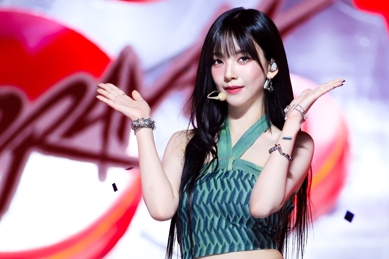 Fans zijn woest vanwege relatie K-popster Karina, zangeres biedt ...