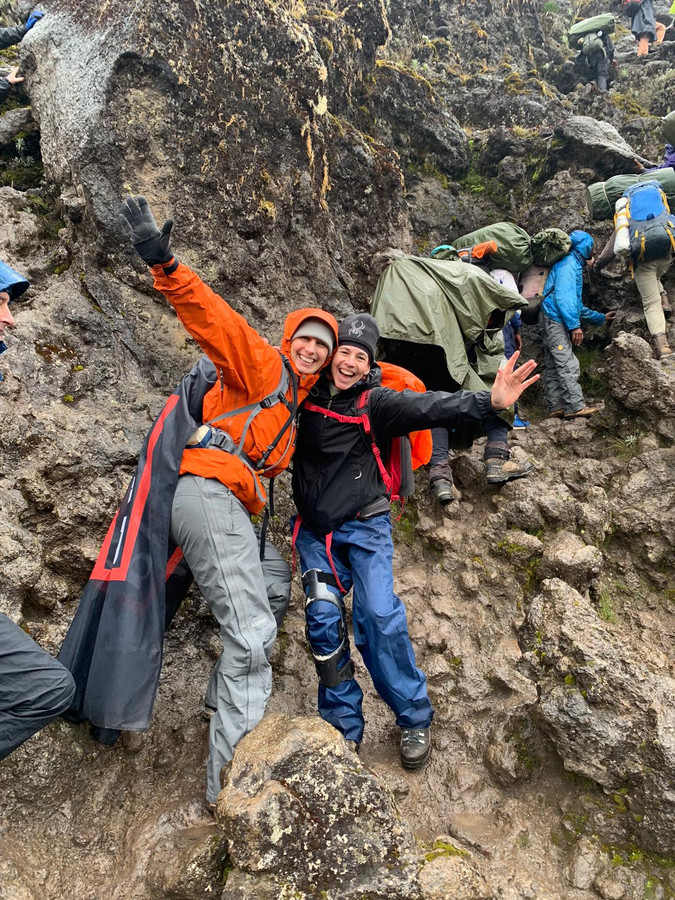 Cindy en Sandy uit Bernheze helpen met geslaagde klim 98 kinderen in ...