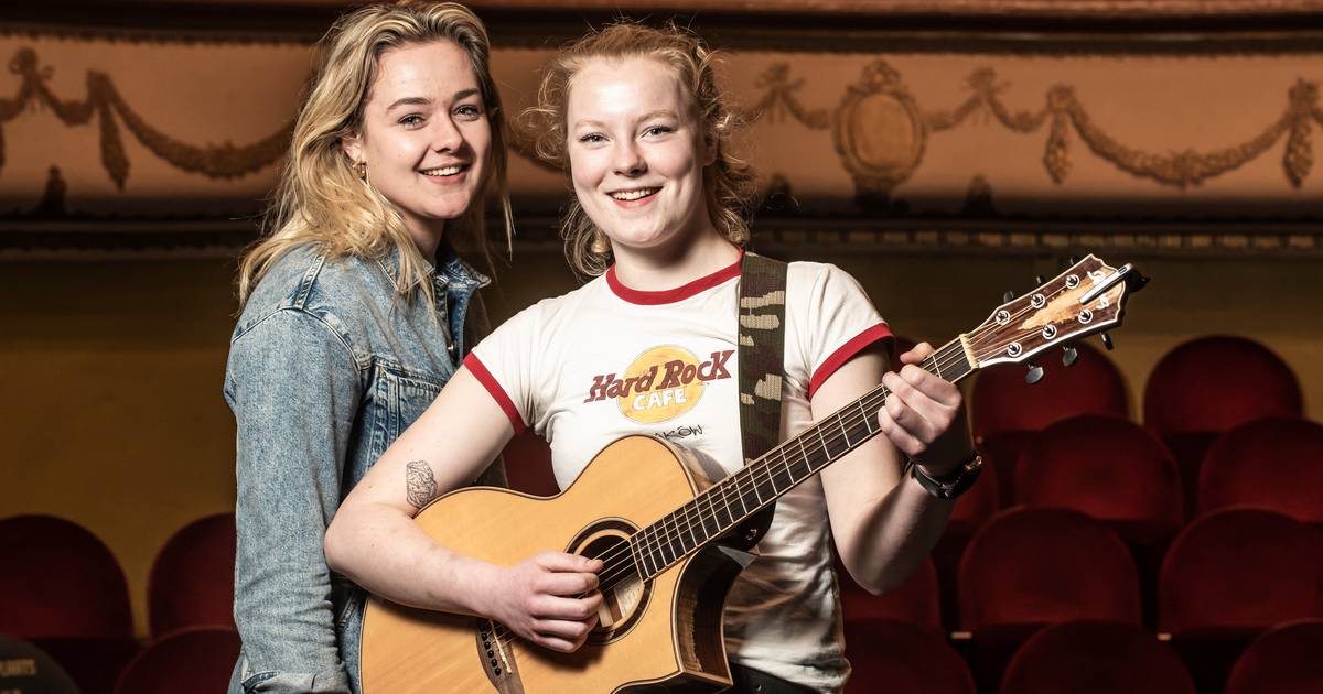 Jonge meiden zingen in het Twents op Schrieverskaamp der Nedersaksen ...