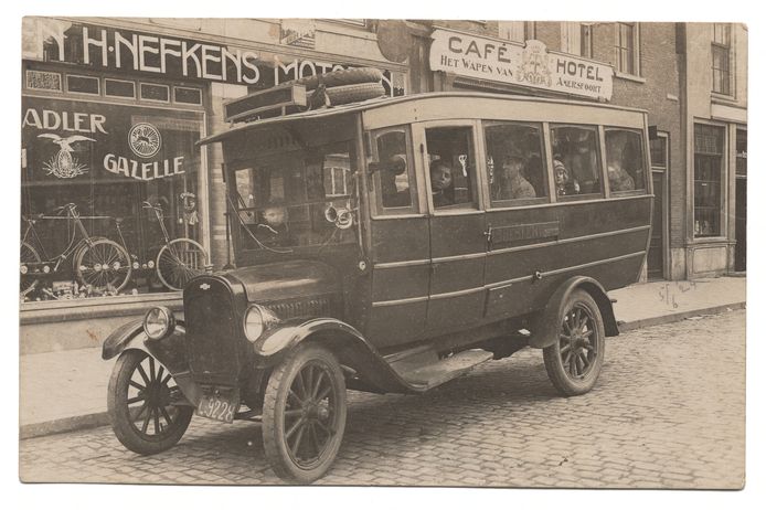 Honderd jaar geleden reed de eerste stadsbus door Amersfoort en die was ...