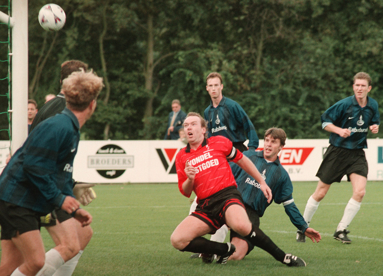 Zier Tebbenhoff sommeerde de ober in onvervalst Haags om voor ridder ...