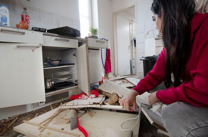 Grote bende na fikse lekkage in huis van beruchte huisjesmelker Betty ...
