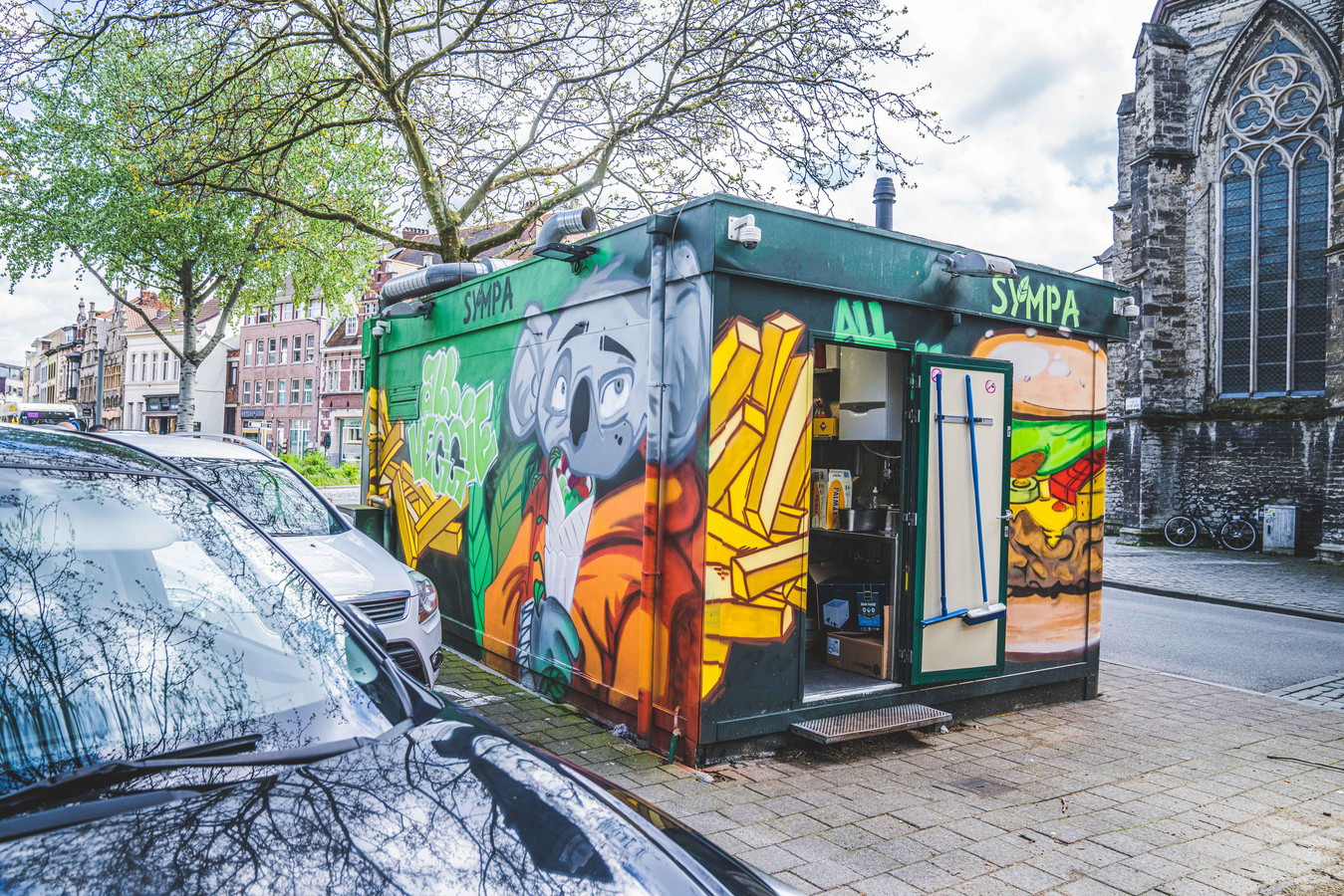 Bekendste frietkotje van Gent zit in een nieuw jasje: “Volledig ...