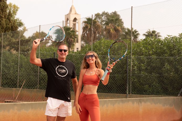 Koen (59) verhuisde naar Londen, van waar hij tennisreizen organiseert ...