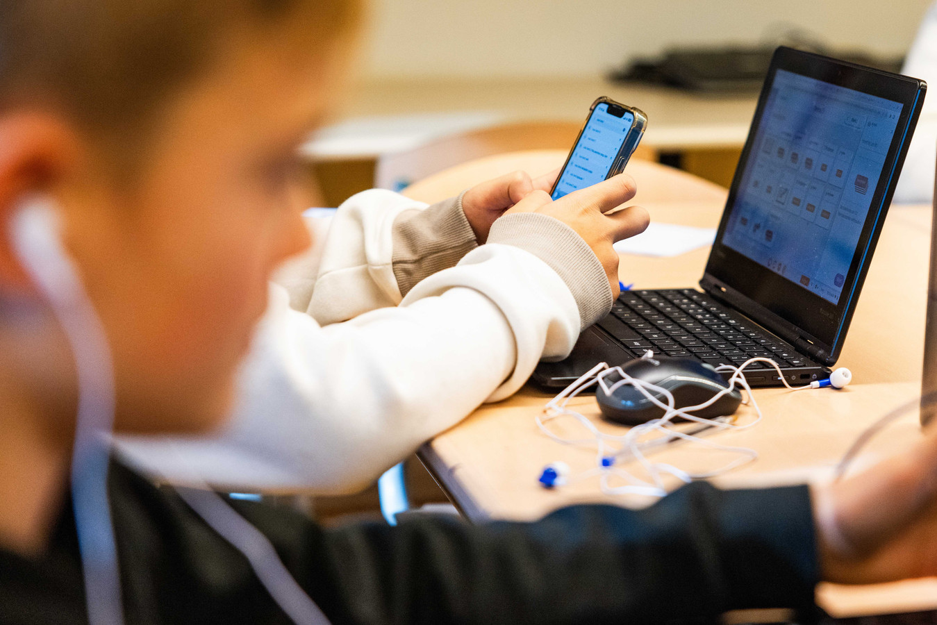 Nieuw-Zeeland gaat gebruik smartphone verbieden op school | Foto | AD.nl