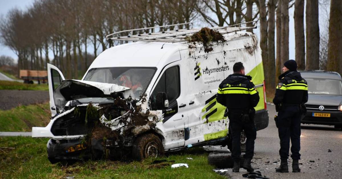 Twee personen gewond bij botsing in Oud-Vossemeer | Tholen | pzc.nl