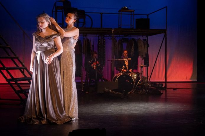 Mieke Laureys en Annelore Stubbe spelen ‘Vlammende vrouwen ...