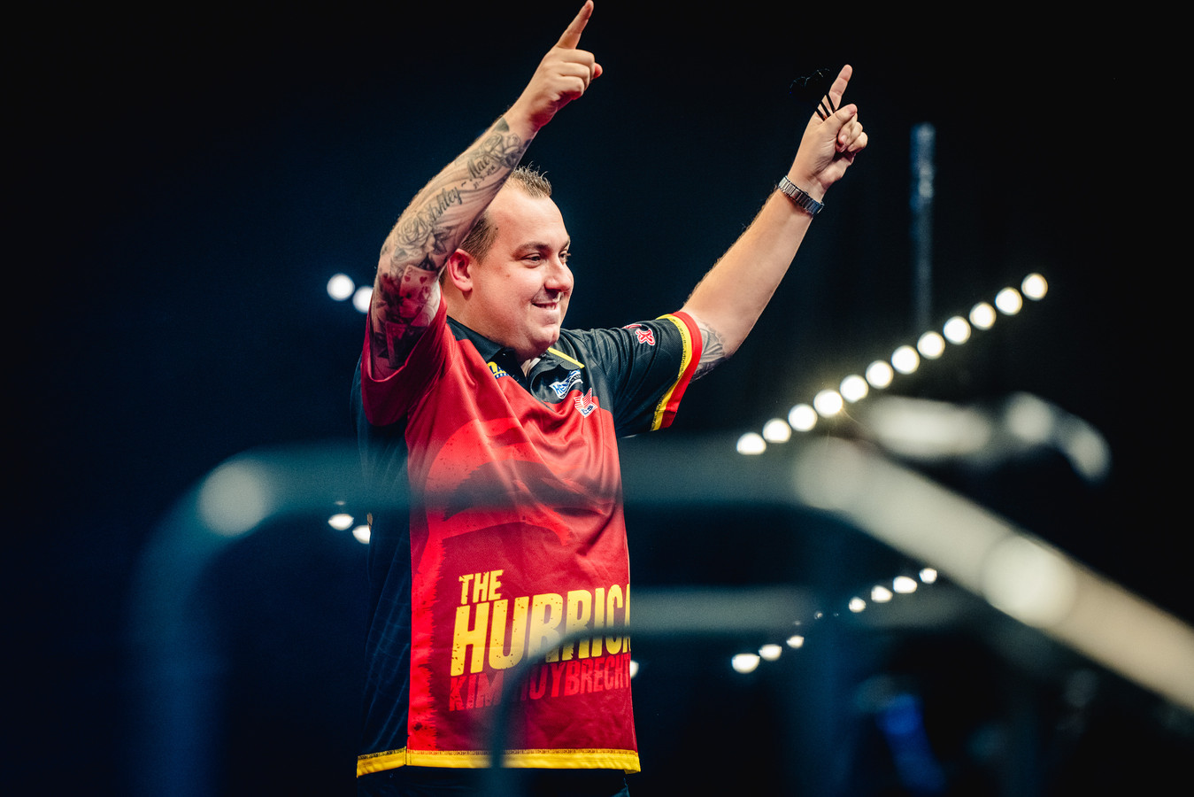 Kim Huybrechts stunt tegen Peter Wright op het WK-Darts | Foto | AD.nl