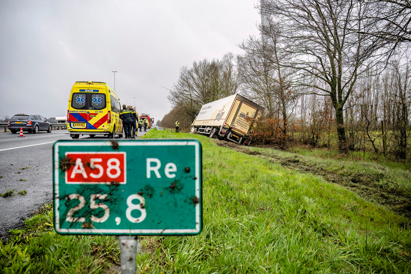 Vrachtwagen in greppel naast A58 bij Oirschot: cabine van chauffeur deukt volledig in door ...