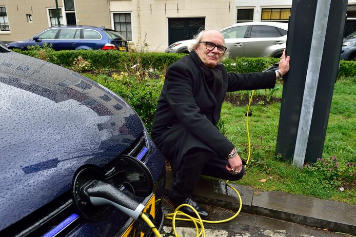 Bewoners zijn laadpaalklevers zat: auto bij de laadpaal laten staan ...