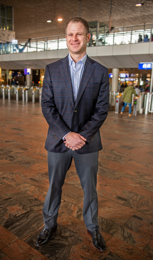 Dresscode op werk: ‘Volledig in pak is haast clownesk’ | Foto | AD.nl