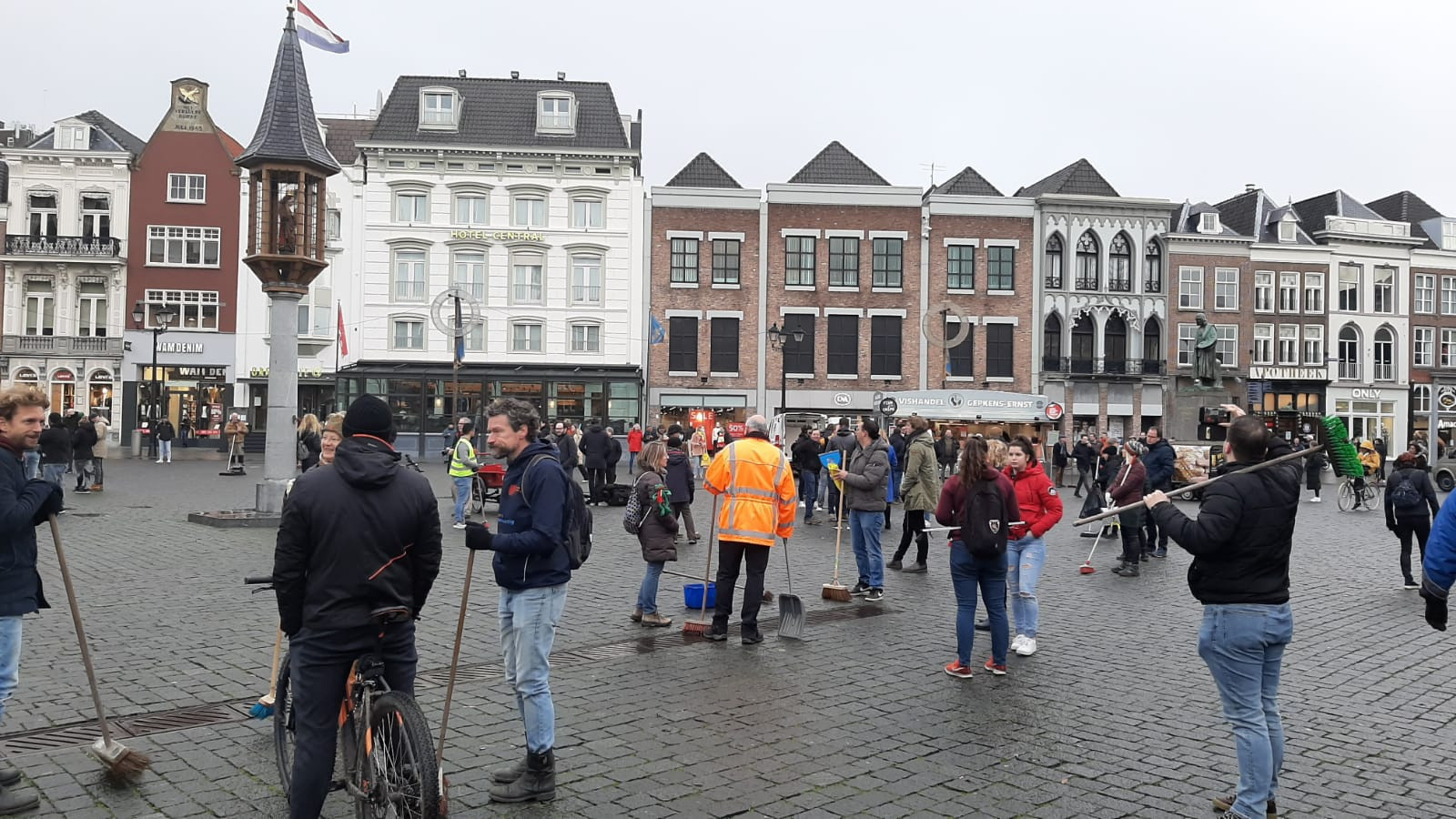 Inwoners van Den Bosch vegen massaal de straat schoon na rellen in de ...