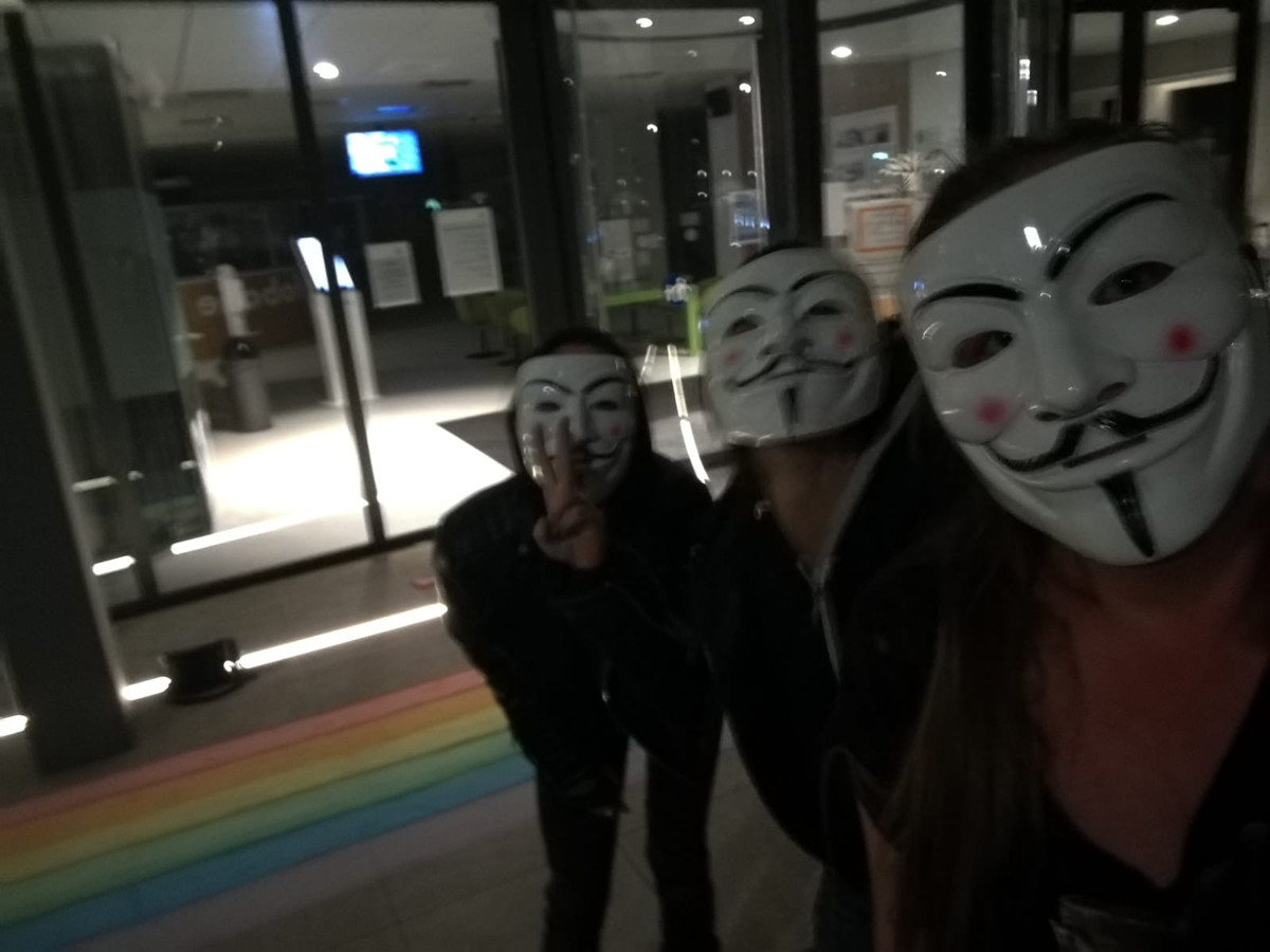 Anonieme demonstranten krijten regenboog op de stoep bij gemeentehuis ...