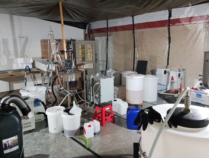 Crystal meth-lab ontdekt in bedrijfspand Vlaardingen | Waterweg | AD.nl