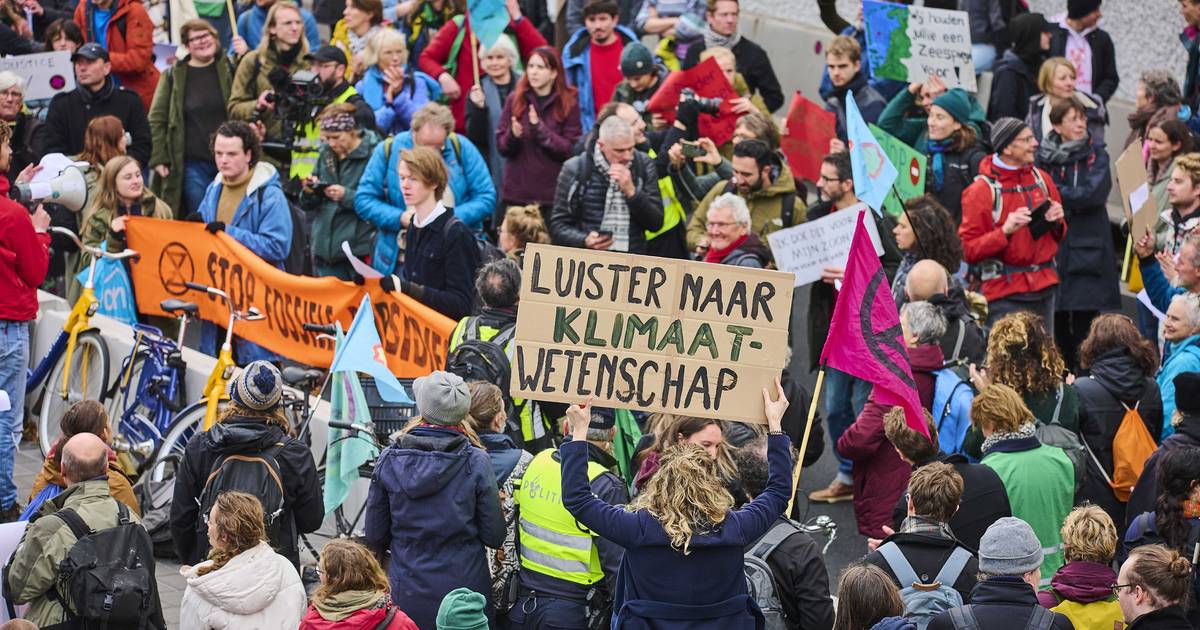 Nederlandse politie gebruikt cola om vastgelijmde klimaatactivisten ...