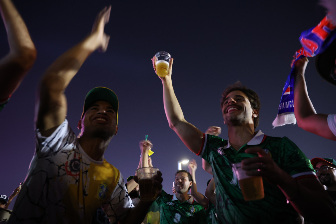 Juichen met een biertje van 13 euro: opening fanplein zorgt voor groot ...
