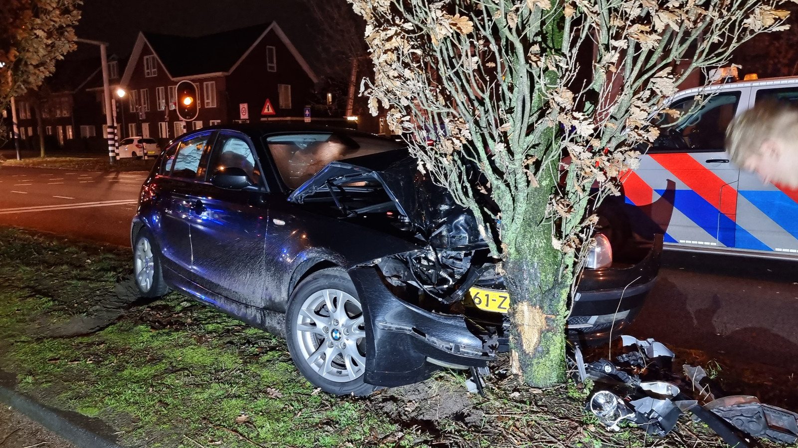 Auto met daarin drie inzittenden vliegt uit de bocht en komt tot stilstand tegen boom in ...
