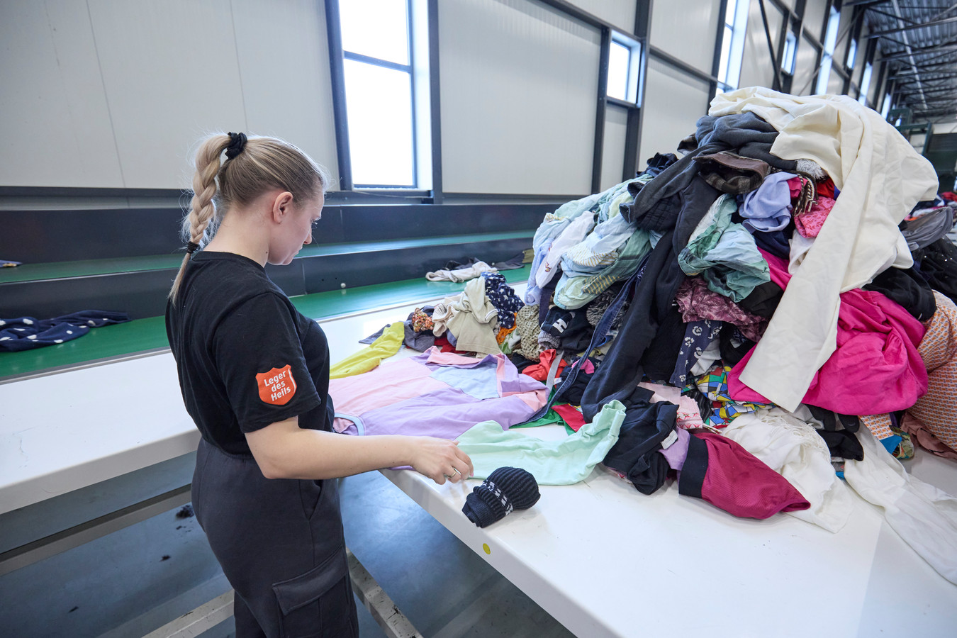 Dit gebeurt er met jouw kleding als je het in een container gooit ...