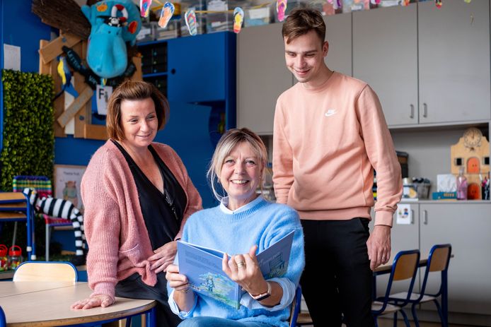 Palliatieve Inge Nees overhandigt eerste ‘Juf waar ben je?’ aan De Ark ...