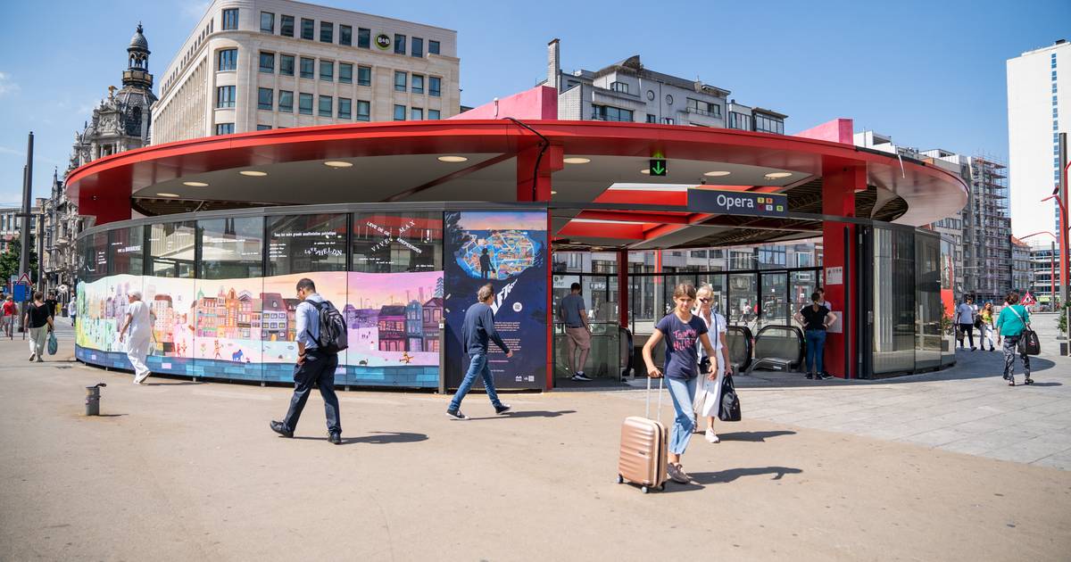 Beschadigde lichtkoepel van premetrostation Opera wordt hersteld ...