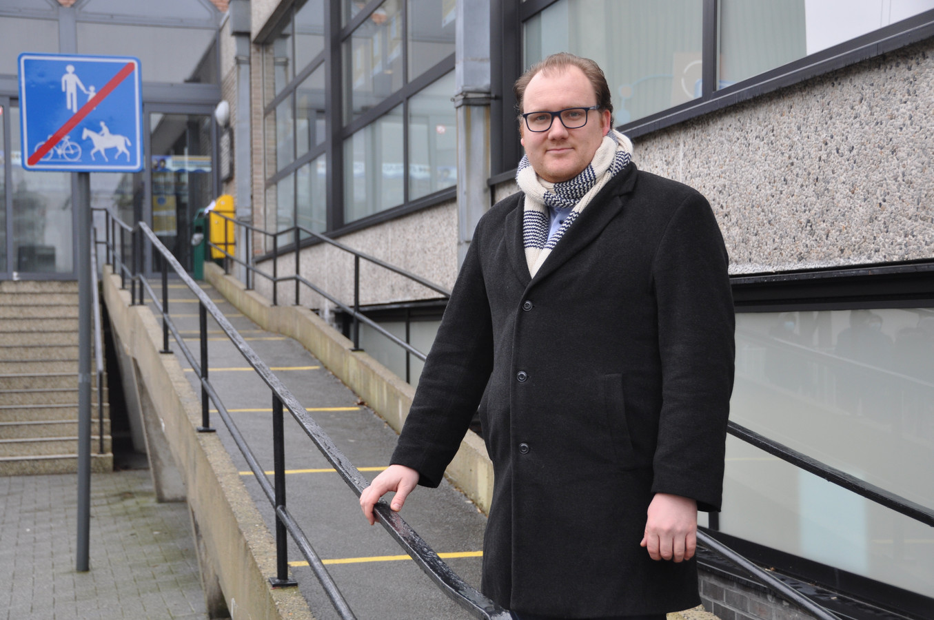 Straks rolstoelvriendelijkere ingang voor De Treffer? “Nu moet je bijna ...