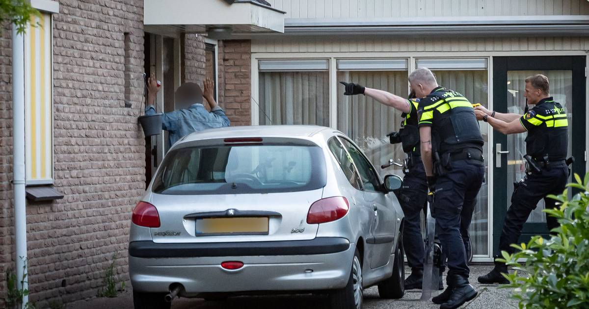 Man gewond bij steekincident aan de Spoelerstraat in Nijverdal ... Man gewond bij steekincident aan de Spoelerstraat in Nijverdal ...