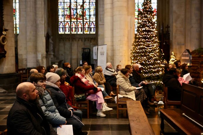 IN BEELD. Bisschop Hoogmartens verspreidt Vredeslicht over heel Limburg ...