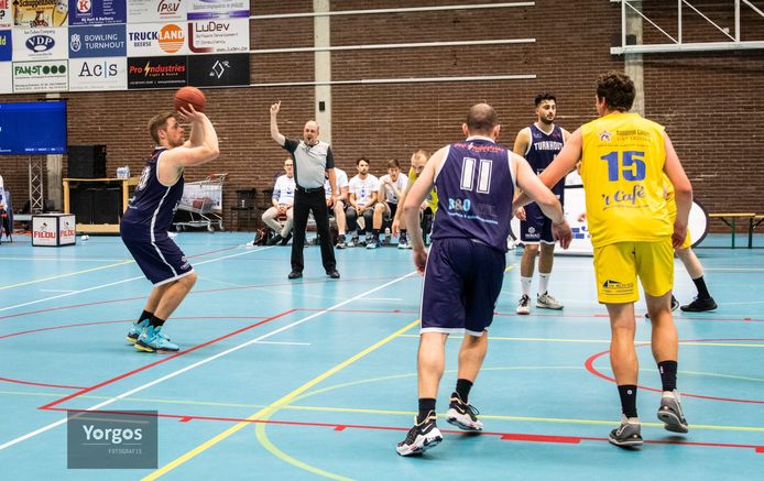 TT Turnhout opent de competitie op Limburg United C. Coach Jan Matheus ...