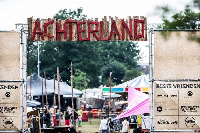 Nieuwscafé op festival Achterland met Gijs Wilbrink en Derk Haank ...