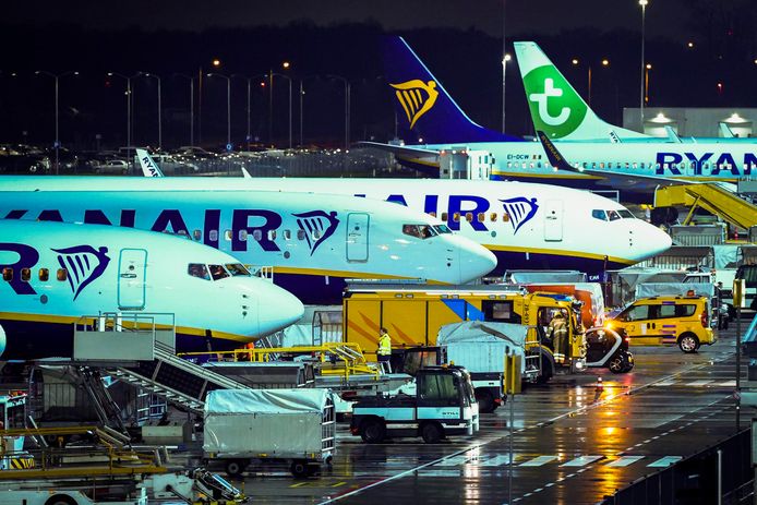 Borrel heeft prijskaartje: Ryanair moet 26 passagiers 400 euro betalen ...