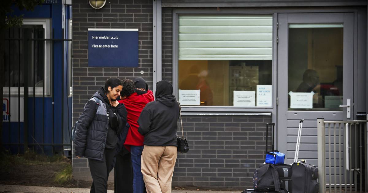 'Zeer nijpende situatie' in Ter Apel, gemeente Den Haag schiet te hulp ...