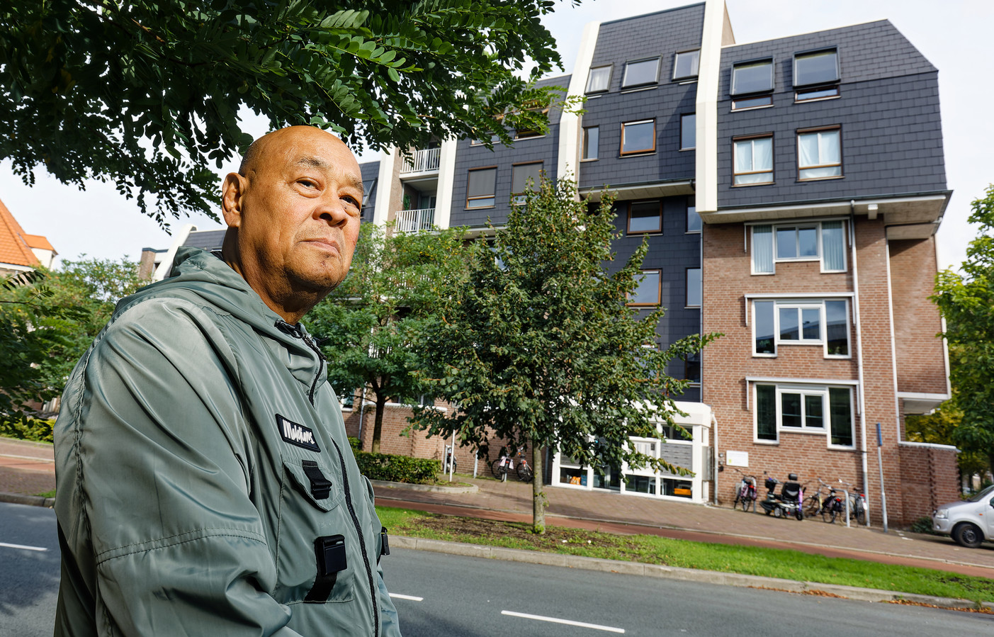 Leentje breekt als ze hoort dat ze nóg een maand zonder stroom zit, net ...