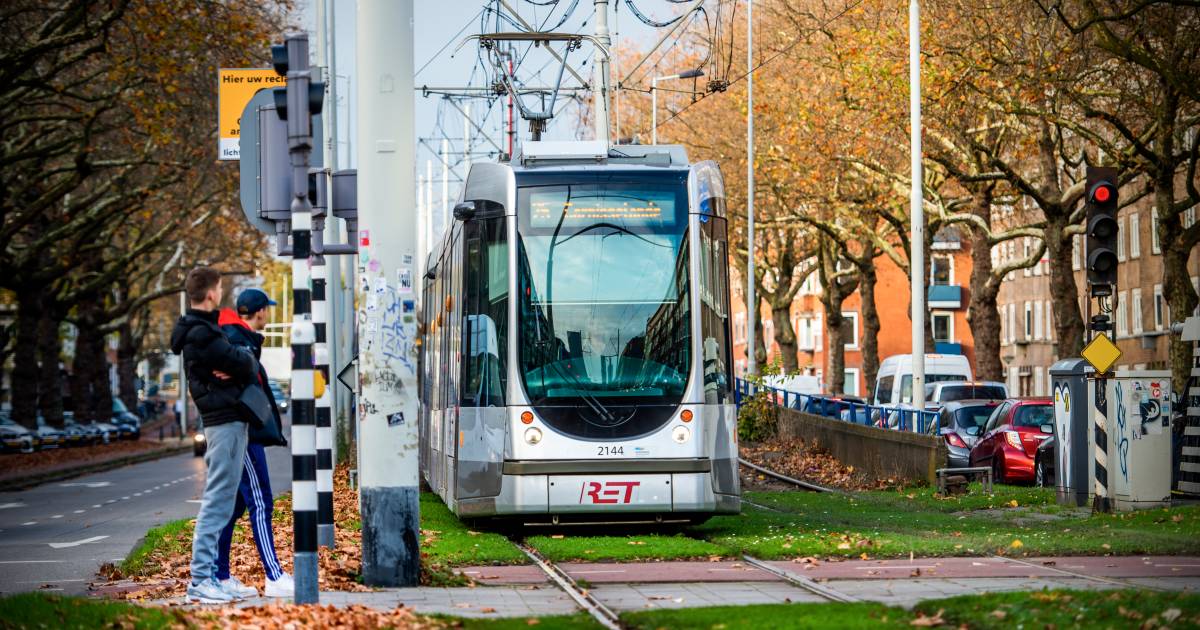 RET zet alweer het mes in dienstregeling: ‘We hebben simpelweg te ...