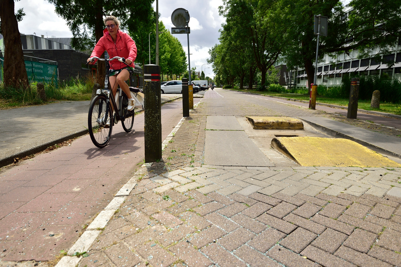 ‘Onwijze knal’ en ruit aan diggelen: automobilisten rijden hun auto ...