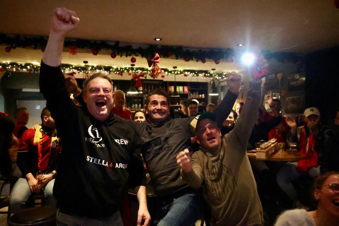 IN BEELD. Café ‘t Elfde Gebod kleurt roder dan rood om Duivels naar ...