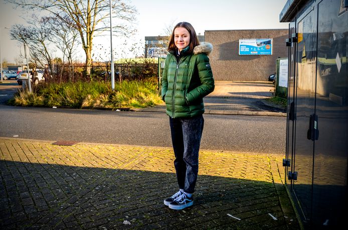Chemène (15) verkleumt in het klaslokaal zonder jas: ‘Keer op keer word ...