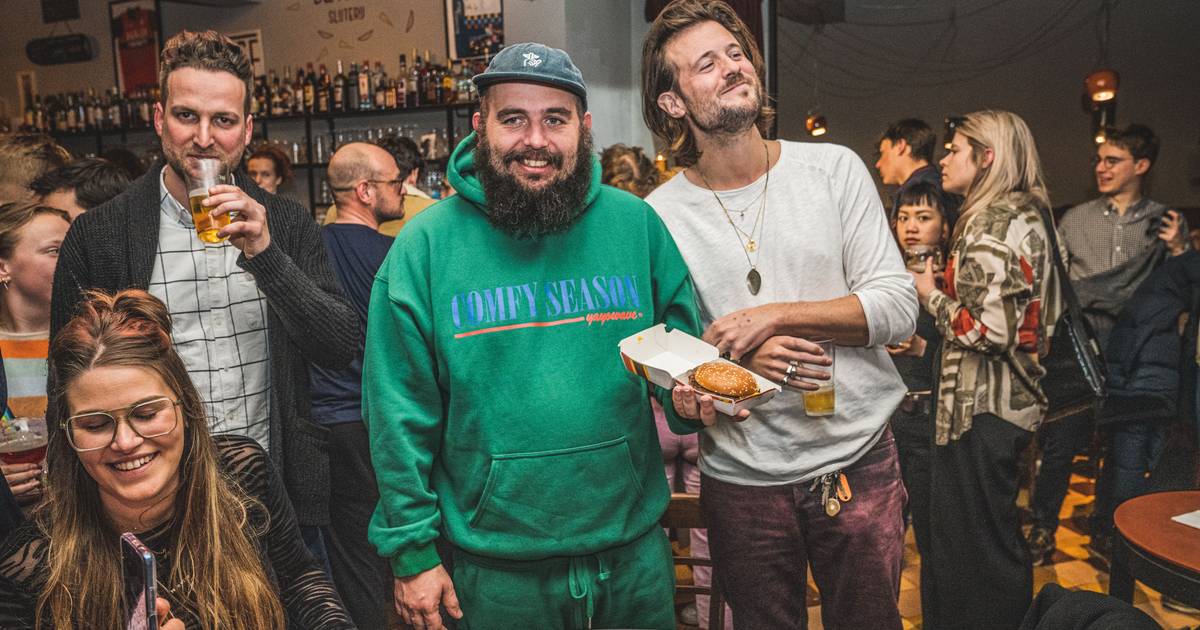 Mathieu Terryn en Bockie De Repper trakteren heel café op burgers en ...