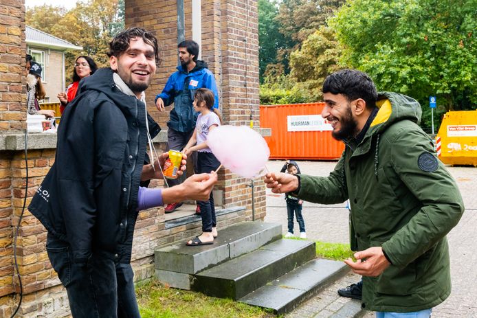 Hoe asielzoekers en buurtbewoners in deze Utrechtse wijk al meer dan ...