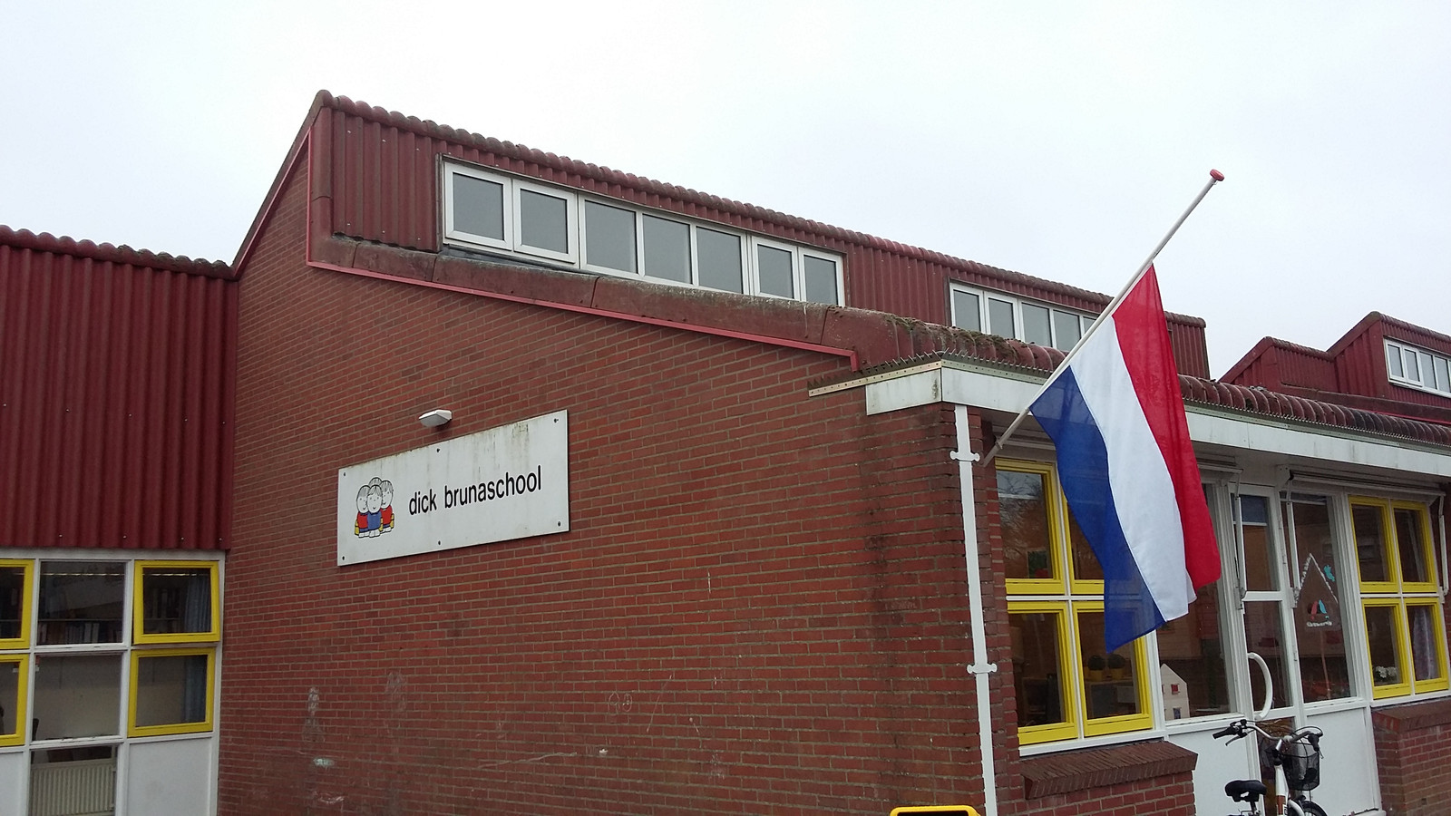 Vlag halfstok op Dick Brunaschool in Waddinxveen na overlijden tekenaar ...