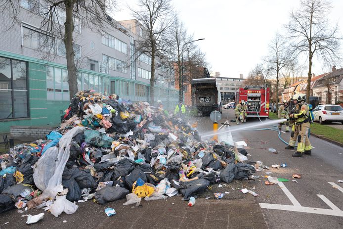 Afval in vuilniswagen vat vlam: koele chauffeur dumpt lading op straat - Afvalgids